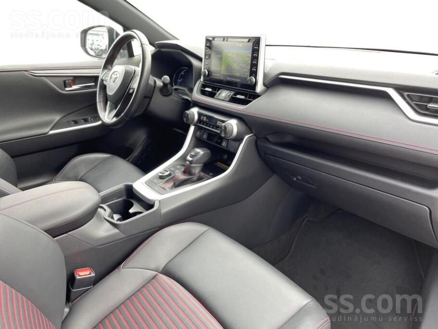 Grey Toyota RAV4 2021 in Riga, with an engine capacity of 2.50 L and mileage of 92 thousand km for 38590 €, photo 7 on AUTOMOTO.COM.LV