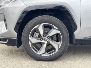 Grey Toyota RAV4 2021 in Riga, with an engine capacity of 2.50 L and mileage of 92 thousand km for 38590 €, photo 16 on AUTOMOTO.COM.LV