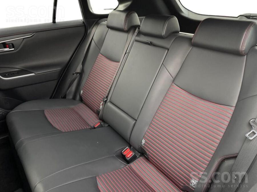 Grey Toyota RAV4 2021 in Riga, with an engine capacity of 2.50 L and mileage of 92 thousand km for 38590 €, photo 20 on AUTOMOTO.COM.LV