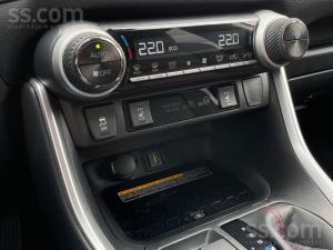Grey Toyota RAV4 2021 in Riga, with an engine capacity of 2.50 L and mileage of 92 thousand km for 38590 €, photo 28 on AUTOMOTO.COM.LV