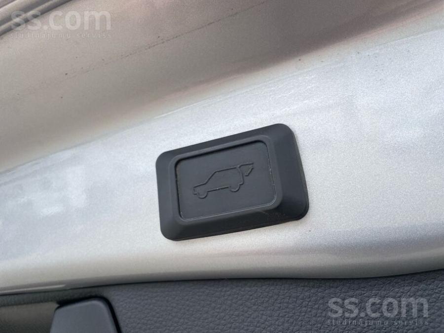 Grey Toyota RAV4 2021 in Riga, with an engine capacity of 2.50 L and mileage of 92 thousand km for 38590 €, photo 32 on AUTOMOTO.COM.LV