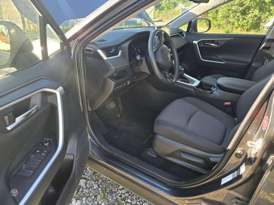 Grey Toyota RAV4 2021 in Siauliai, with an engine capacity of 1.99 L and mileage of 101 thousand km for 14777 €, photo 11 on AUTOMOTO.COM.LV