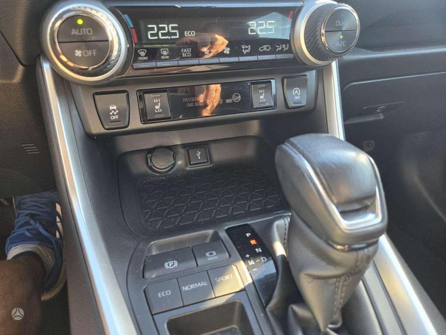 Grey Toyota RAV4 2021 in Siauliai, with an engine capacity of 1.99 L and mileage of 101 thousand km for 14777 €, photo 14 on AUTOMOTO.COM.LV