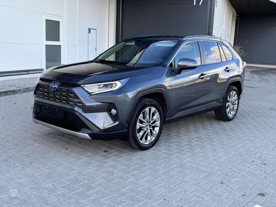 Pelēks Toyota RAV4 2021 Viļņa, ar dzinēja tilpumu 2.49 L un nobraukumu 220 tūkst. km par 26700 €, foto 1 vietnē AUTOMOTO.COM.LV