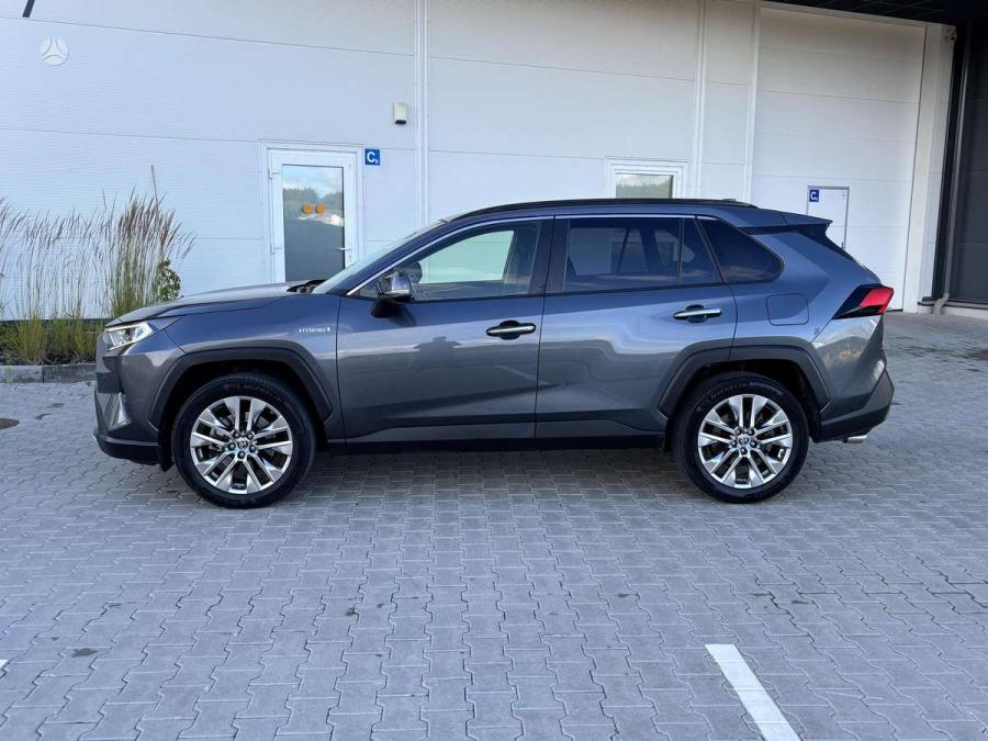 Pelēks Toyota RAV4 2021 Viļņa, ar dzinēja tilpumu 2.49 L un nobraukumu 220 tūkst. km par 26700 €, foto 3 vietnē AUTOMOTO.COM.LV