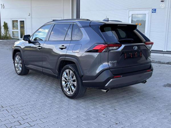 Pelēks Toyota RAV4 2021 Viļņa, ar dzinēja tilpumu 2.49 L un nobraukumu 220 tūkst. km par 26700 €, foto 3 vietnē AUTOMOTO.COM.LV