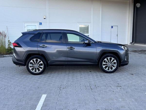 Pelēks Toyota RAV4 2021 Viļņa, ar dzinēja tilpumu 2.49 L un nobraukumu 220 tūkst. km par 26700 €, foto 6 vietnē AUTOMOTO.COM.LV
