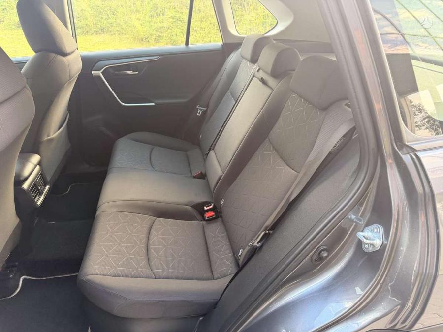 Pelēks Toyota RAV4 2021 Viļņa, ar dzinēja tilpumu 2.49 L un nobraukumu 117 tūkst. km par 26950 €, foto 16 vietnē AUTOMOTO.COM.LV