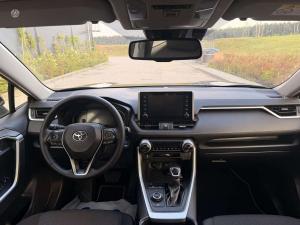 Pelēks Toyota RAV4 2021 Viļņa, ar dzinēja tilpumu 2.49 L un nobraukumu 117 tūkst. km par 26950 €, foto 17 vietnē AUTOMOTO.COM.LV