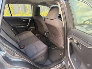 Pelēks Toyota RAV4 2021 Viļņa, ar dzinēja tilpumu 2.49 L un nobraukumu 117 tūkst. km par 26950 €, foto 24 vietnē AUTOMOTO.COM.LV