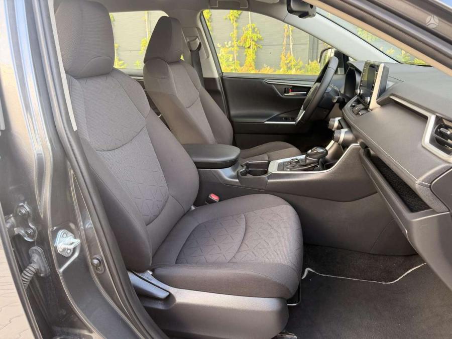 Pelēks Toyota RAV4 2021 Viļņa, ar dzinēja tilpumu 2.49 L un nobraukumu 117 tūkst. km par 26950 €, foto 28 vietnē AUTOMOTO.COM.LV