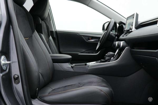 Grey Toyota RAV4 2021 in Vilnius, with an engine capacity of 2.49 L and mileage of 114 thousand km for 30900 €, photo 9 on AUTOMOTO.COM.LV