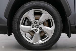 Pelēks Toyota RAV4 2021 Viļņa, ar dzinēja tilpumu 2.49 L un nobraukumu 114 tūkst. km par 30900 €, foto 17 vietnē AUTOMOTO.COM.LV