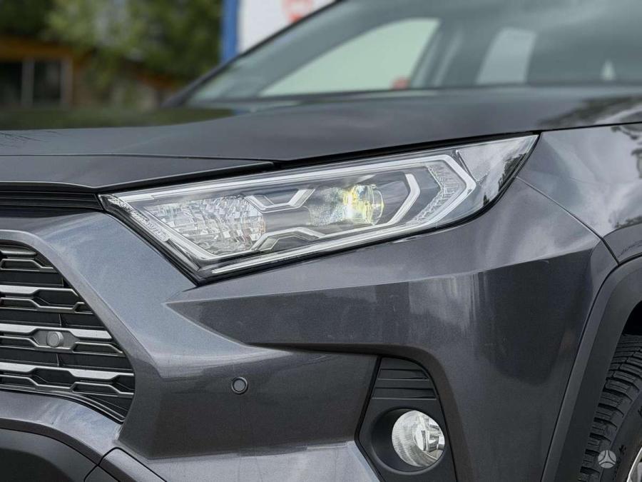Pelēks Toyota RAV4 2021 Tauragė, ar dzinēja tilpumu 2.49 L un nobraukumu 233 tūkst. km par 21600 €, foto 8 vietnē AUTOMOTO.COM.LV
