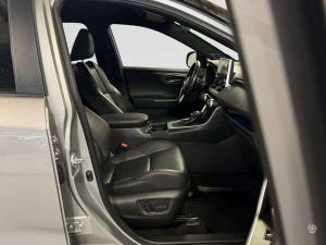 Grey Toyota RAV4 2021 in Vilnius, with an engine capacity of 2.49 L and mileage of 115 thousand km for 34000 €, photo 16 on AUTOMOTO.COM.LV
