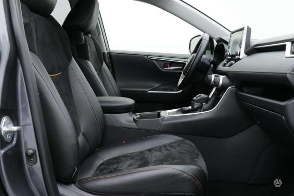 Grey Toyota RAV4 2021 in Vilnius, with an engine capacity of 2.49 L and mileage of 130 thousand km for 29900 €, photo 9 on AUTOMOTO.COM.LV