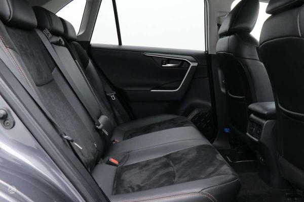 Grey Toyota RAV4 2021 in Vilnius, with an engine capacity of 2.49 L and mileage of 130 thousand km for 29900 €, photo 10 on AUTOMOTO.COM.LV