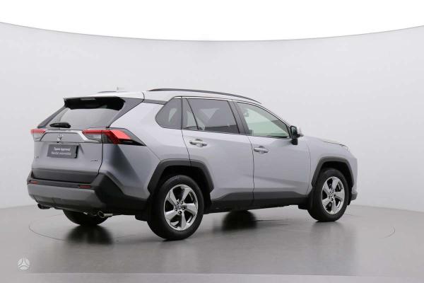 Grey Toyota RAV4 2021 in Vilnius, with an engine capacity of 1.99 L and mileage of 108 thousand km for 26900 €, photo 3 on AUTOMOTO.COM.LV