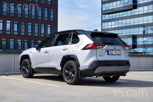 Grey Toyota RAV4 2021 in Riga, with an engine capacity of 2.50 L and mileage of 238 thousand km for 17000 €, photo 4 on AUTOMOTO.COM.LV