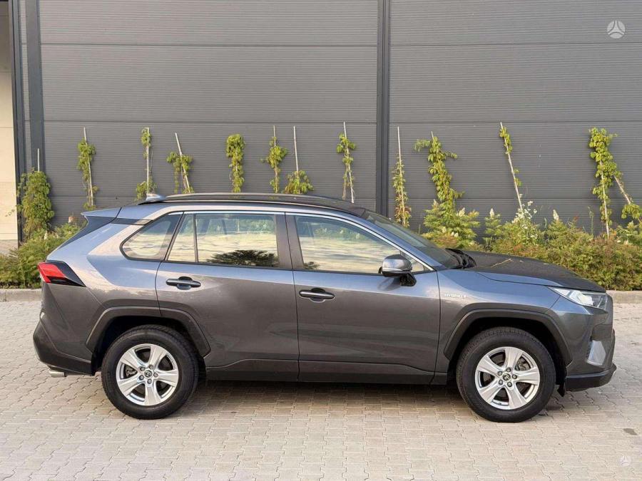 Pelēks Toyota RAV4 2021 Viļņa, ar dzinēja tilpumu 2.49 L un nobraukumu 117 tūkst. km par 26950 €, foto 5 vietnē AUTOMOTO.COM.LV