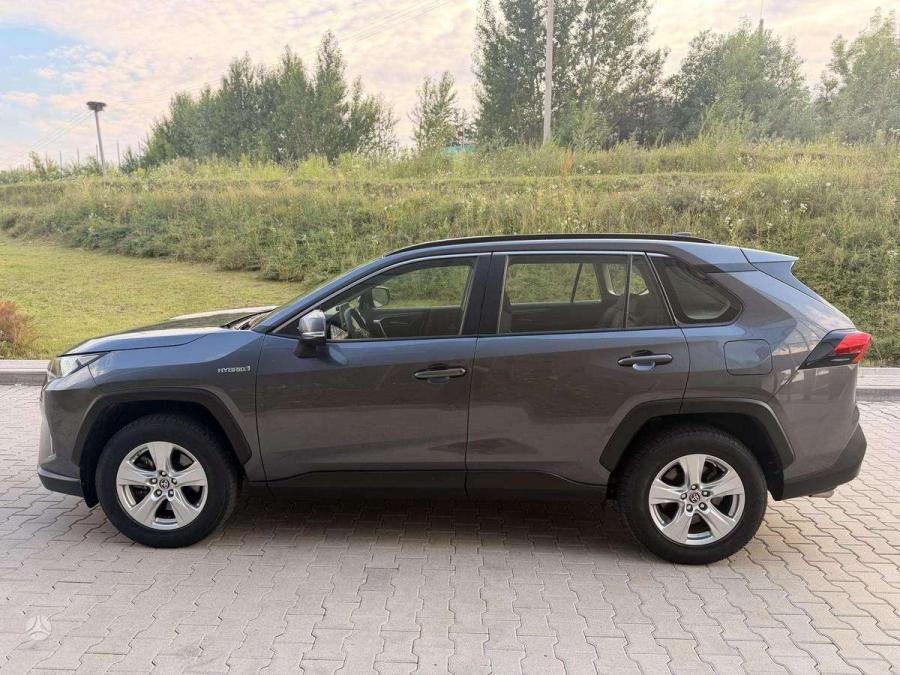 Pelēks Toyota RAV4 2021 Viļņa, ar dzinēja tilpumu 2.49 L un nobraukumu 117 tūkst. km par 26950 €, foto 9 vietnē AUTOMOTO.COM.LV