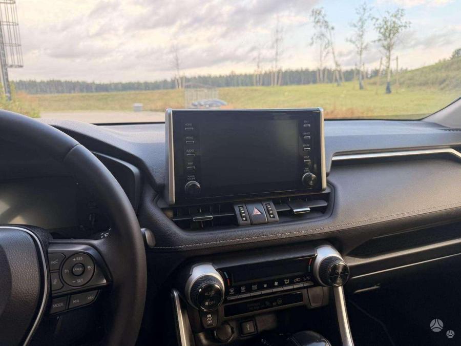 Pelēks Toyota RAV4 2021 Viļņa, ar dzinēja tilpumu 2.49 L un nobraukumu 117 tūkst. km par 26950 €, foto 20 vietnē AUTOMOTO.COM.LV