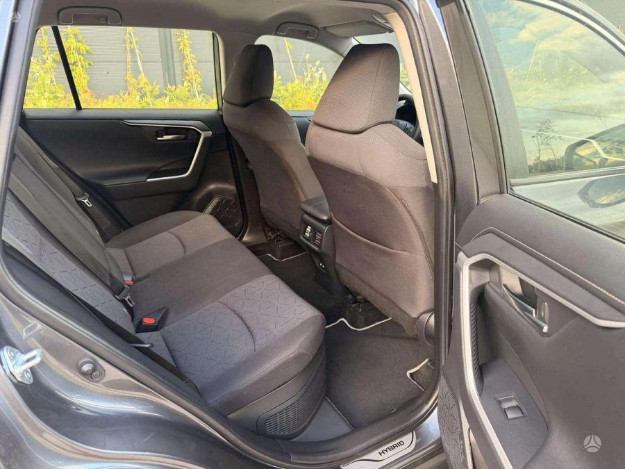 Pelēks Toyota RAV4 2021 Viļņa, ar dzinēja tilpumu 2.49 L un nobraukumu 117 tūkst. km par 26950 €, foto 24 vietnē AUTOMOTO.COM.LV