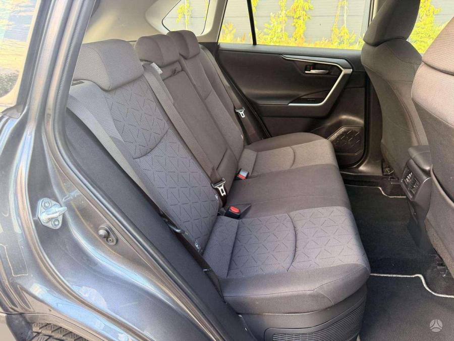 Pelēks Toyota RAV4 2021 Viļņa, ar dzinēja tilpumu 2.49 L un nobraukumu 117 tūkst. km par 26950 €, foto 25 vietnē AUTOMOTO.COM.LV