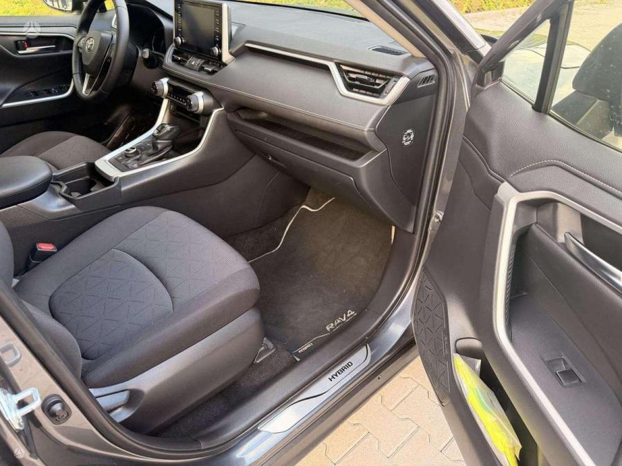 Pelēks Toyota RAV4 2021 Viļņa, ar dzinēja tilpumu 2.49 L un nobraukumu 117 tūkst. km par 26950 €, foto 27 vietnē AUTOMOTO.COM.LV