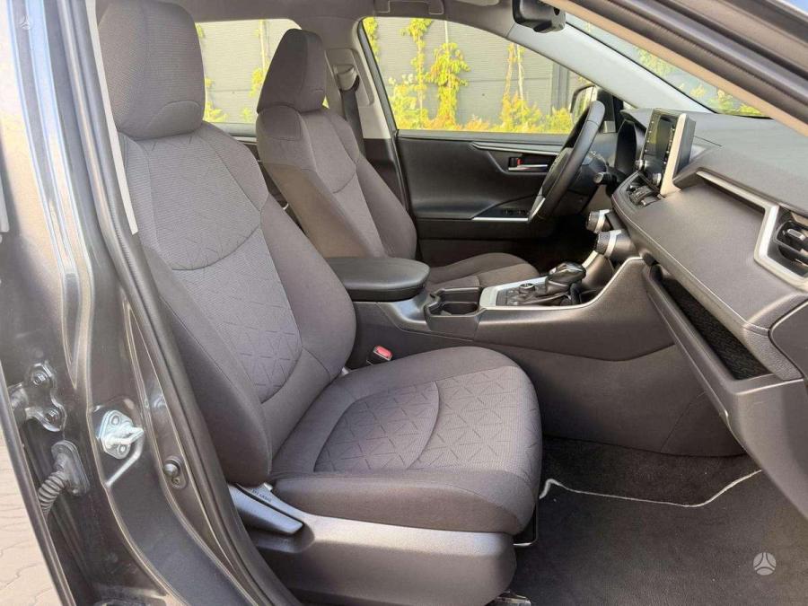 Pelēks Toyota RAV4 2021 Viļņa, ar dzinēja tilpumu 2.49 L un nobraukumu 117 tūkst. km par 26950 €, foto 28 vietnē AUTOMOTO.COM.LV