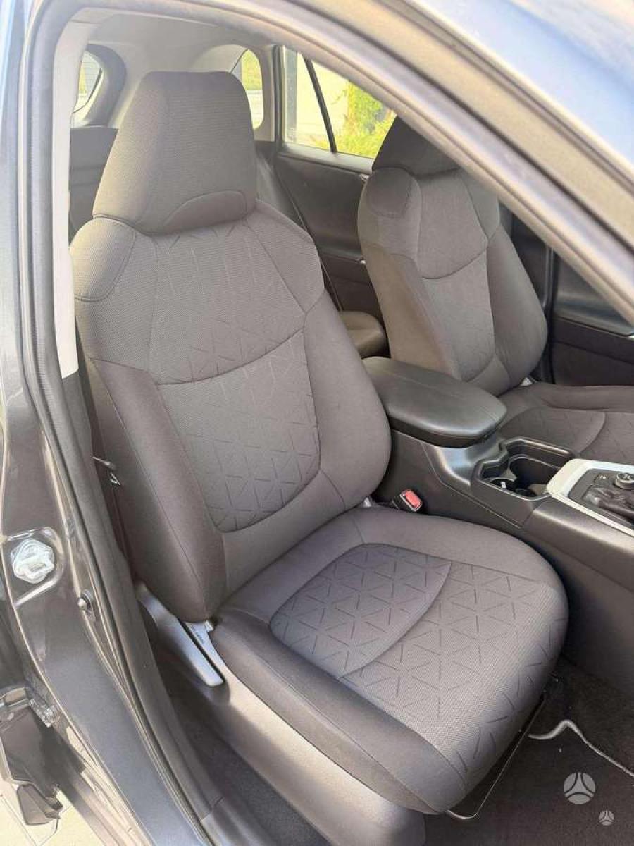 Pelēks Toyota RAV4 2021 Viļņa, ar dzinēja tilpumu 2.49 L un nobraukumu 117 tūkst. km par 26950 €, foto 29 vietnē AUTOMOTO.COM.LV