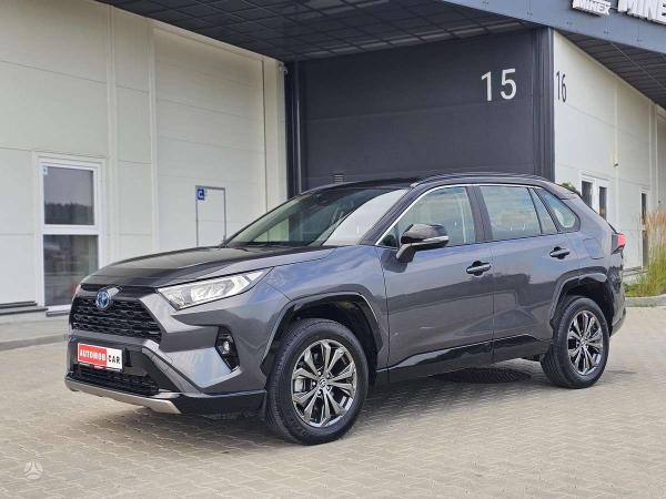 Pelēks Toyota RAV4 2021 Viļņa, ar dzinēja tilpumu 2.49 L un nobraukumu 6 tūkst. km par 33500 €, foto 2 vietnē AUTOMOTO.COM.LV