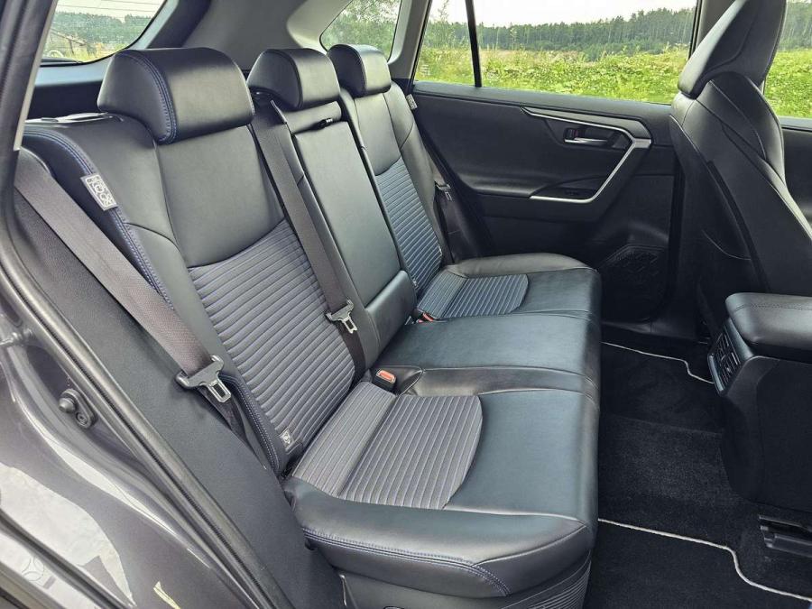 Pelēks Toyota RAV4 2021 Viļņa, ar dzinēja tilpumu 2.49 L un nobraukumu 6 tūkst. km par 33500 €, foto 24 vietnē AUTOMOTO.COM.LV