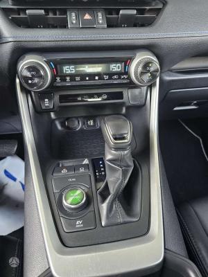 Pelēks Toyota RAV4 2021 Viļņa, ar dzinēja tilpumu 2.49 L un nobraukumu 6 tūkst. km par 33500 €, foto 30 vietnē AUTOMOTO.COM.LV
