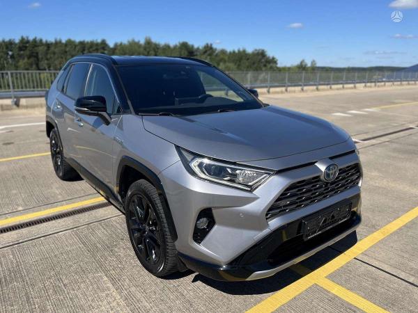 Grey Toyota RAV4 2021 in Vilnius, with an engine capacity of 2.49 L and mileage of 146 thousand km for 25499 €, photo 1 on AUTOMOTO.COM.LV