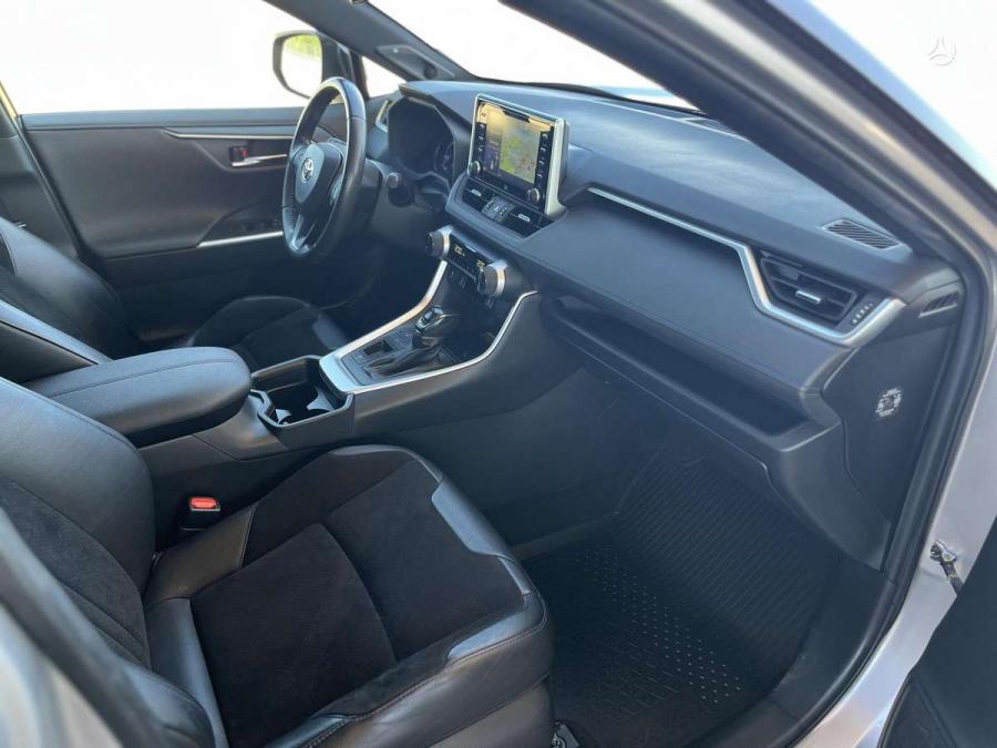 Grey Toyota RAV4 2021 in Vilnius, with an engine capacity of 2.49 L and mileage of 146 thousand km for 25499 €, photo 13 on AUTOMOTO.COM.LV