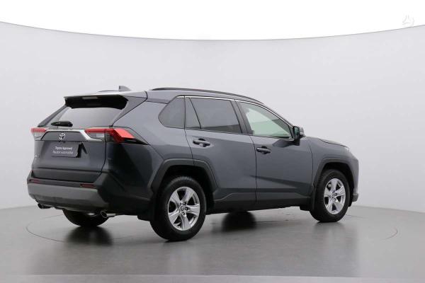 Grey Toyota RAV4 2021 in Vilnius, with an engine capacity of 1.99 L and mileage of 91 thousand km for 24900 €, photo 3 on AUTOMOTO.COM.LV