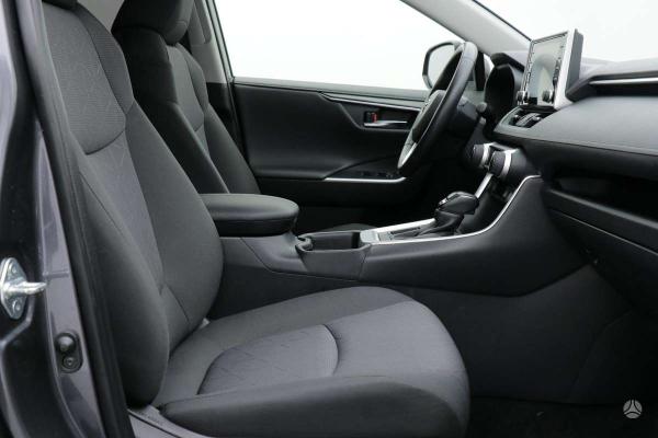 Grey Toyota RAV4 2021 in Vilnius, with an engine capacity of 1.99 L and mileage of 91 thousand km for 24900 €, photo 9 on AUTOMOTO.COM.LV