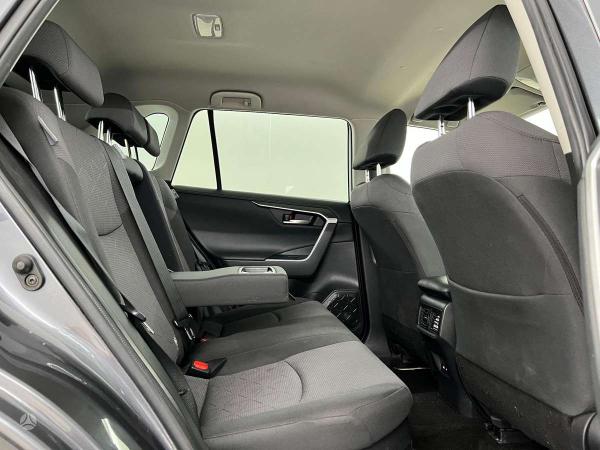 Grey Toyota RAV4 2021 in Vilnius, with an engine capacity of 2.49 L and mileage of 113 thousand km for 28900 €, photo 7 on AUTOMOTO.COM.LV