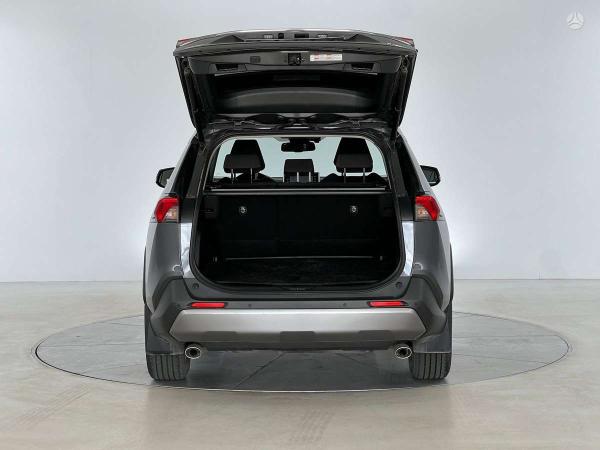 Grey Toyota RAV4 2021 in Vilnius, with an engine capacity of 2.49 L and mileage of 113 thousand km for 28900 €, photo 10 on AUTOMOTO.COM.LV