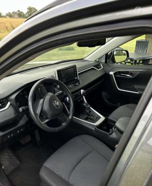 Grey Toyota RAV4 2021 in Alytus, with an engine capacity of 1.99 L and mileage of 52 thousand km for 22600 €, photo 10 on AUTOMOTO.COM.LV