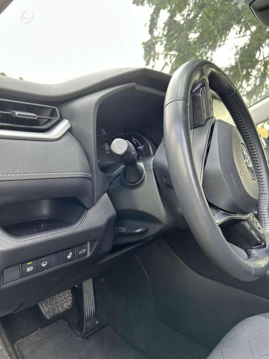Grey Toyota RAV4 2021 in Alytus, with an engine capacity of 1.99 L and mileage of 52 thousand km for 22600 €, photo 12 on AUTOMOTO.COM.LV