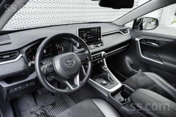Toyota RAV4 2021 in Riga on AUTOMOTO.COM.LV Grey Toyota RAV4 2021 in Riga, with an engine capacity of 2.00 L and mileage of 83 thousand km for 27850 €, photo 10 on AUTOMOTO.COM.LV