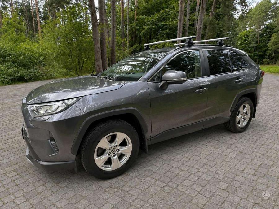 Grey Toyota RAV4 2021 in Salcininkai, with an engine capacity of 1.99 L and mileage of 106 thousand km for 23500 €, photo 1 on AUTOMOTO.COM.LV