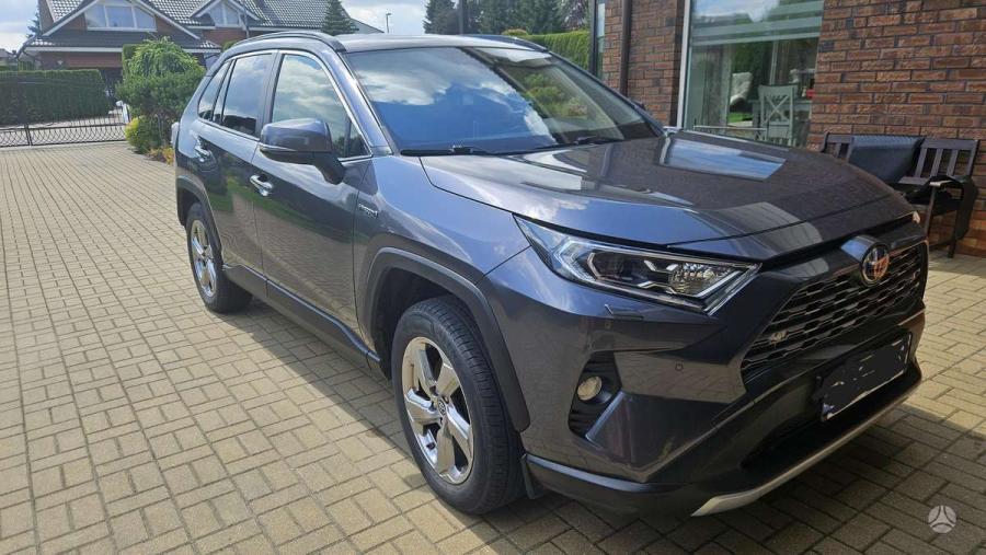 Pelēks Toyota RAV4 2021 Viļņa, ar dzinēja tilpumu 2.49 L un nobraukumu 86 tūkst. km par 32500 €, foto 4 vietnē AUTOMOTO.COM.LV