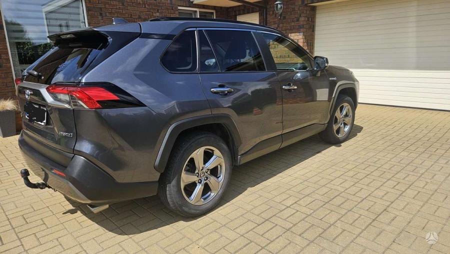 Pelēks Toyota RAV4 2021 Viļņa, ar dzinēja tilpumu 2.49 L un nobraukumu 86 tūkst. km par 32500 €, foto 6 vietnē AUTOMOTO.COM.LV
