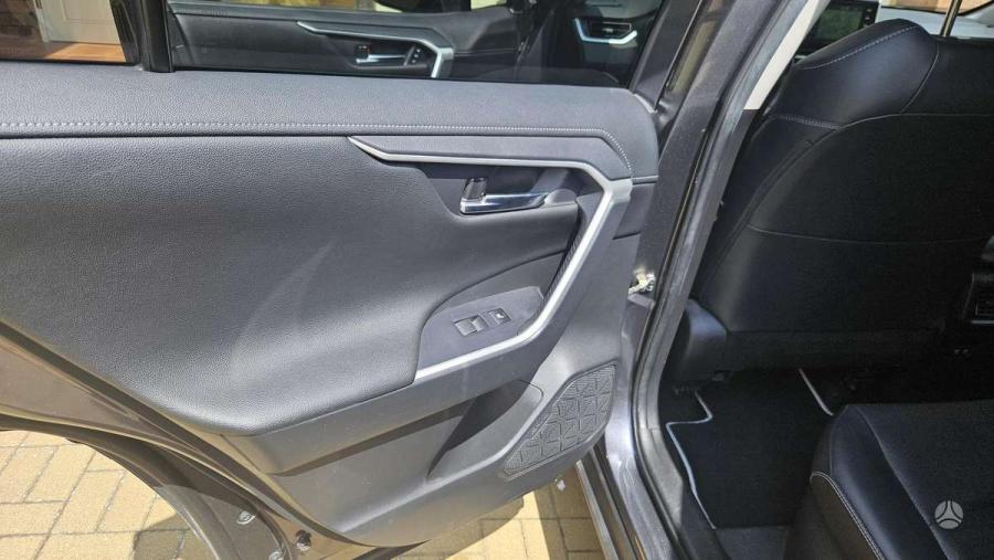 Pelēks Toyota RAV4 2021 Viļņa, ar dzinēja tilpumu 2.49 L un nobraukumu 86 tūkst. km par 32500 €, foto 15 vietnē AUTOMOTO.COM.LV