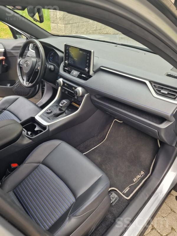 Toyota RAV4 2021 Rīga vietnē Pelēks Toyota RAV4 2021 Rīga, ar dzinēja tilpumu 2.50 L un nobraukumu 44 tūkst. km par 32500 €, foto 5 vietnē AUTOMOTO.COM.LV