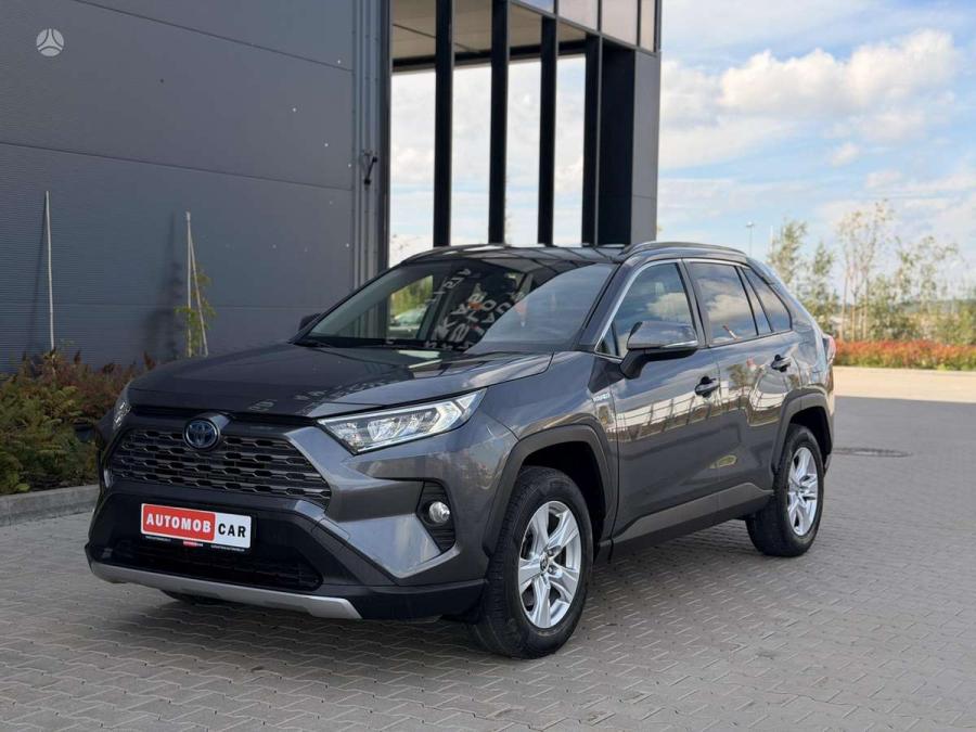 Grey Toyota RAV4 2021 in Vilnius, with an engine capacity of 2.49 L and mileage of 117 thousand km for 27350 €, photo 1 on AUTOMOTO.COM.LV