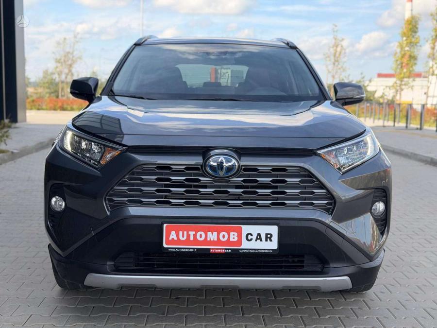 Grey Toyota RAV4 2021 in Vilnius, with an engine capacity of 2.49 L and mileage of 117 thousand km for 27350 €, photo 4 on AUTOMOTO.COM.LV